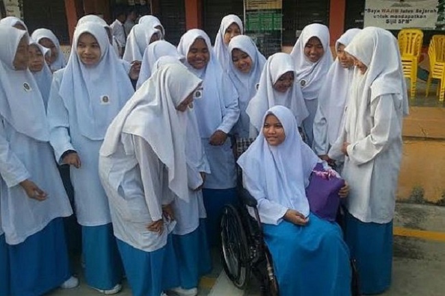 Tanpa Kaki.. Ecah Ceria Kembali Bersekolah