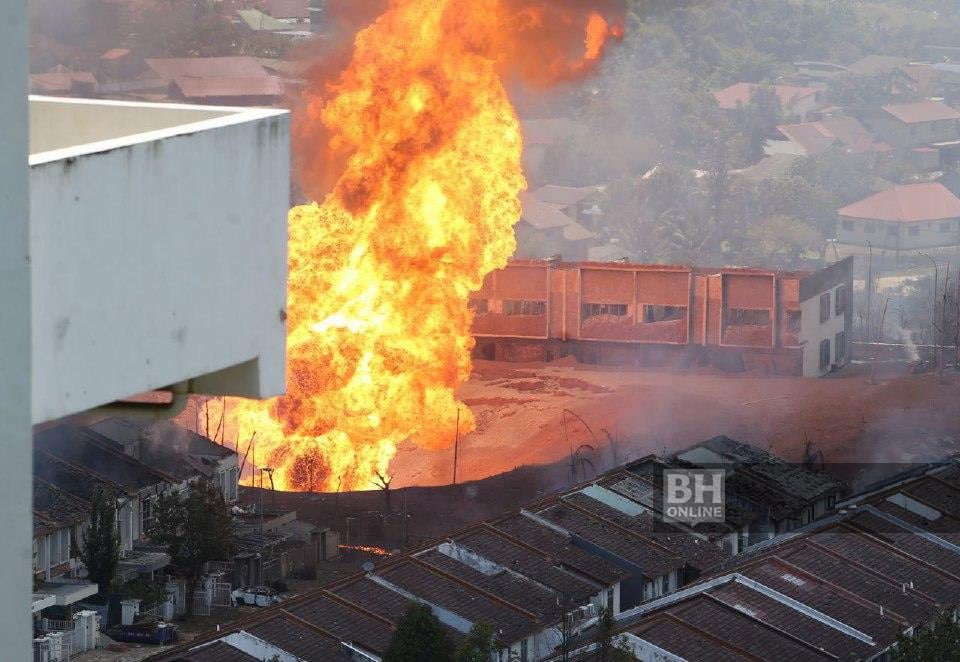 Penduduk Nampak Letusan Bentuk Cendawan Sebelum Api Marak